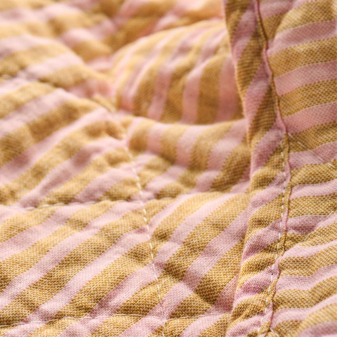 Ib Laursen - Quilt m/mustard og lyserøde smalle striber 130 x 180 cm