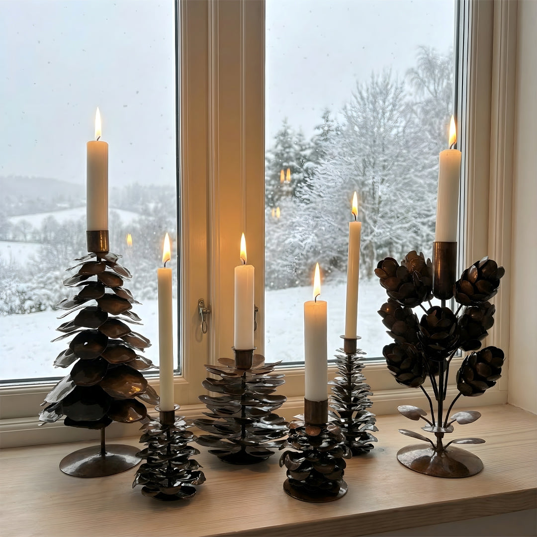 Pakketilbud: 6 kogleformede lysestager i lakeret metal